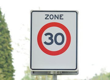 Maximum snelheid van 30 km per uur binnen de bebouwde kom - Ermelosezaken.nl