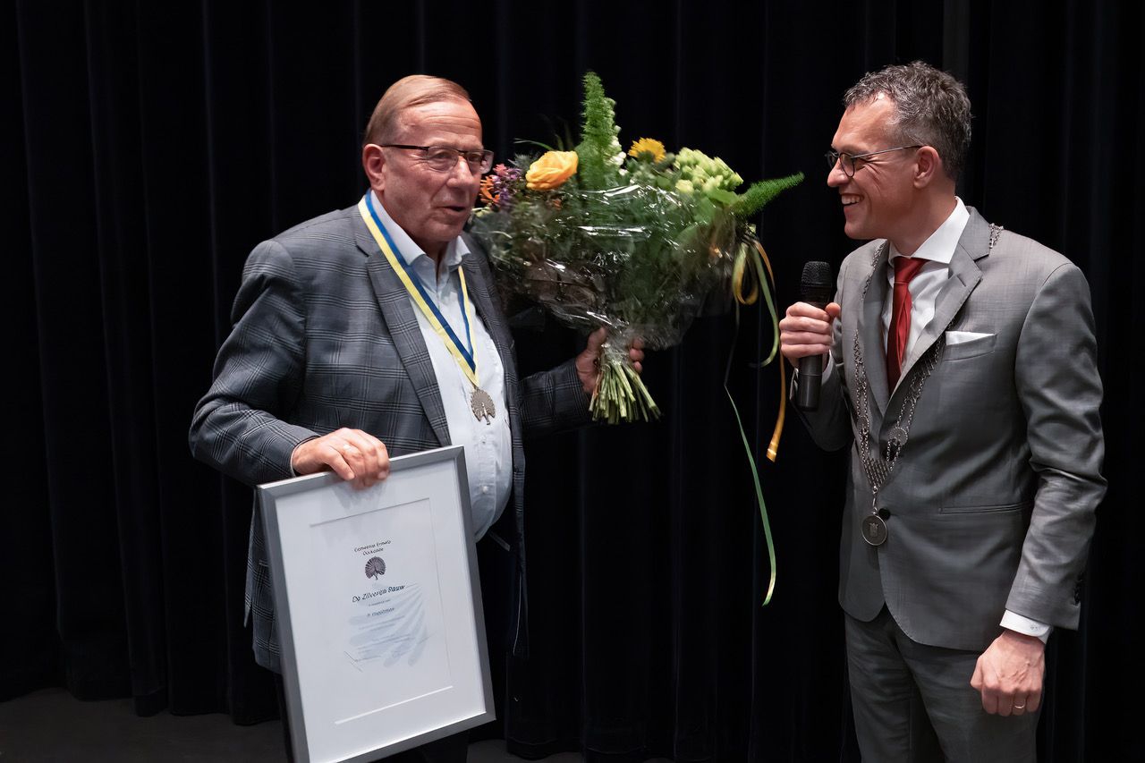 Zilveren Pauw uitgereikt aan de heer Engelsman - Ermelosezaken.nl