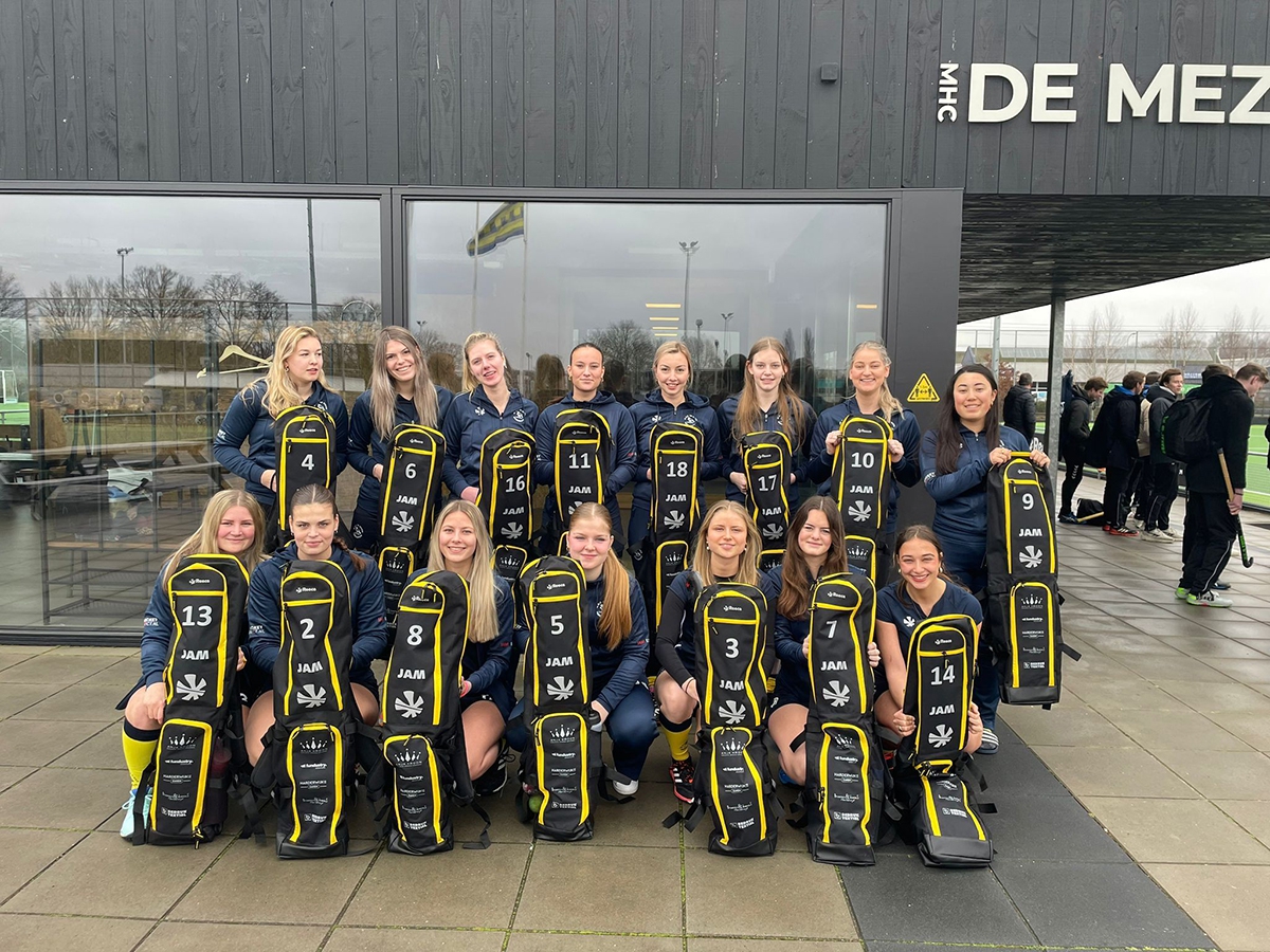 Hockeydames vallen op in nieuwe outfits: ‘Wij zijn géén kak ...