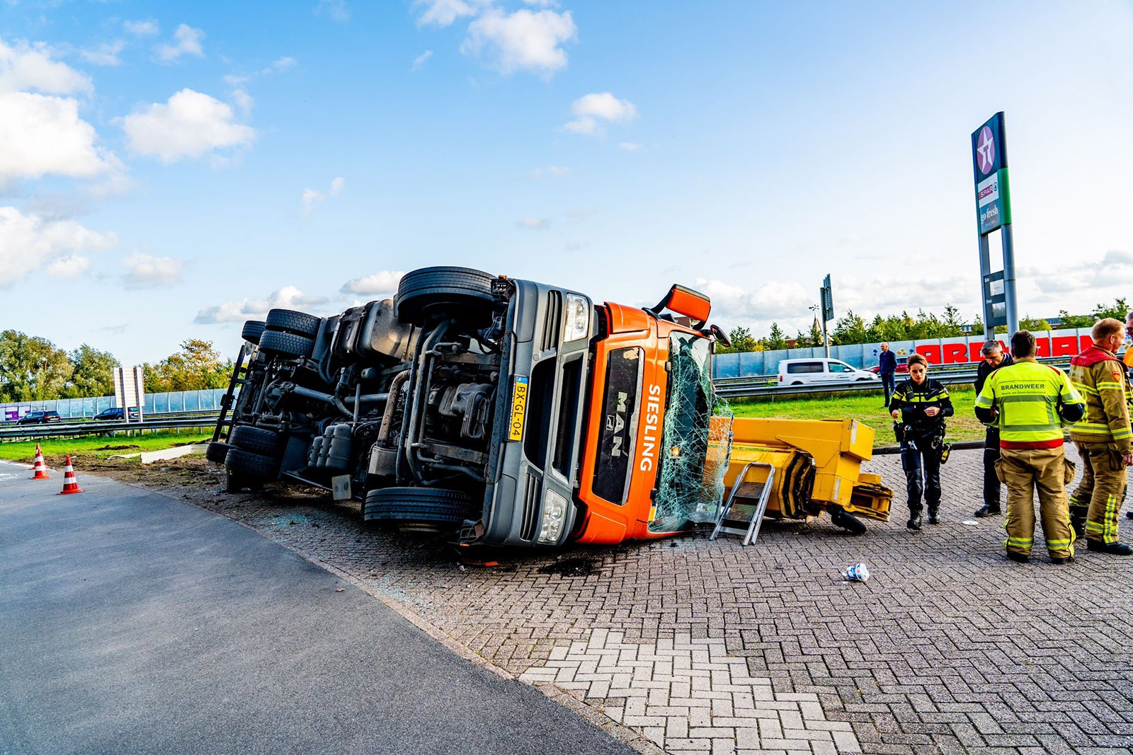 Vrachtwagen gekanteld op de A28 bij Harderwijk - Ermelosezaken.nl Vrachtwagen gekanteld op de A28 bij Harderwijk - Ermelosezaken.nl